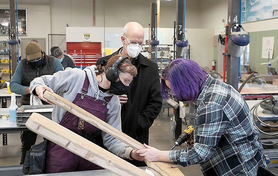 Larsen visits Construction pre-Apprenticeship Program - Mukilteo Beacon