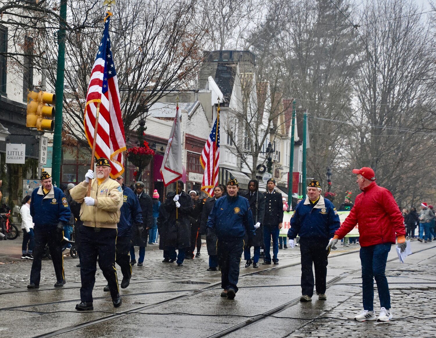 Amid scenic snowflakes, Hill parade draws jolly crowd | The Chestnut ...