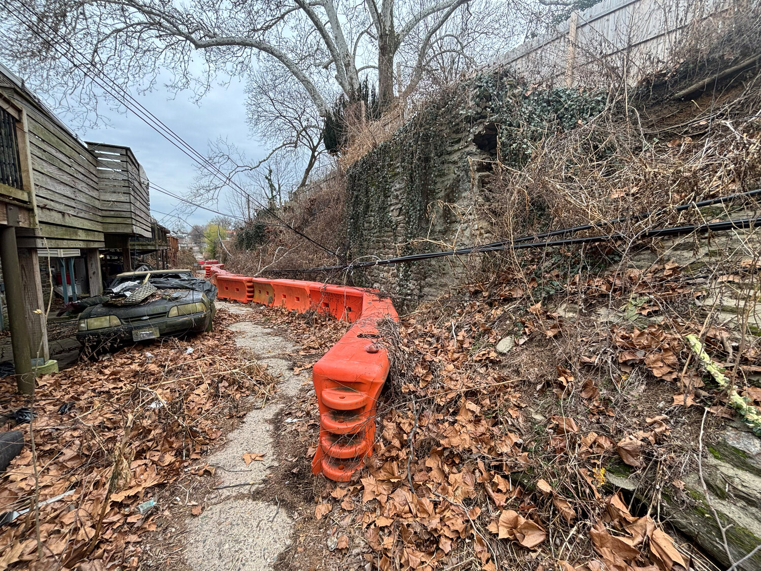 When retaining walls fail, who fixes them? Homeowners, city at odds ...
