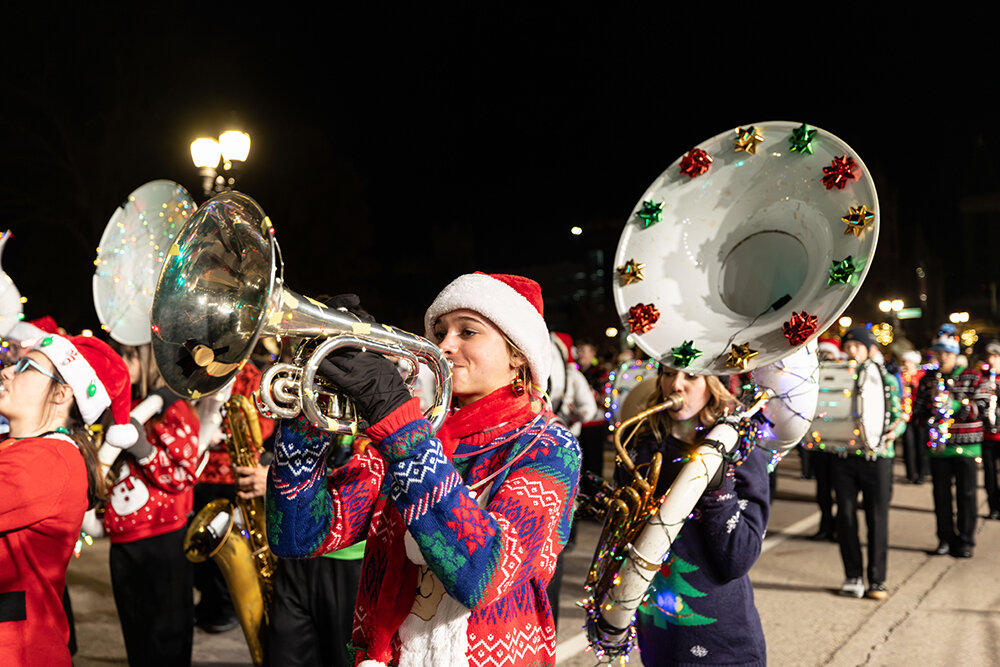 Thousands glow in the light of Silver Bells in the City | City Pulse