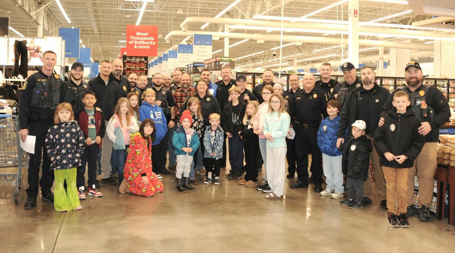 Cops shop; spread Christmas cheer - Harrison Daily