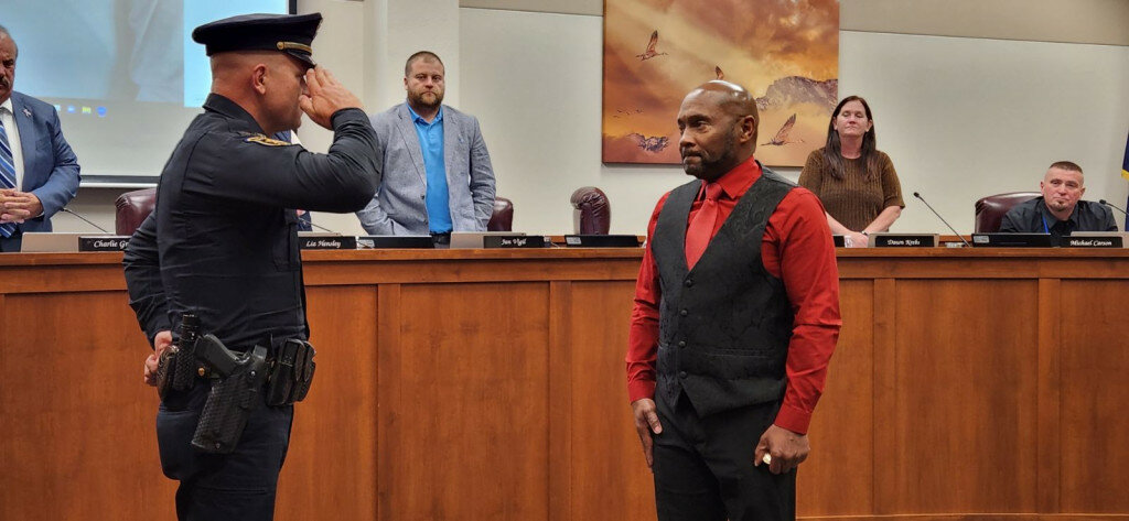 APD Chief hands mayor his badge - The Alamosa News