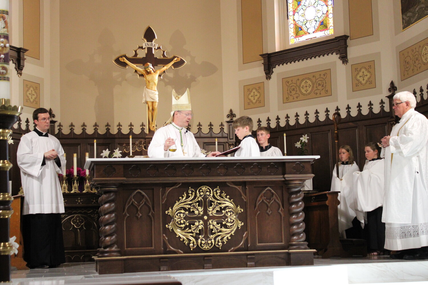 Dedicating a new altar at St. Andrew’s - The Tipton Times